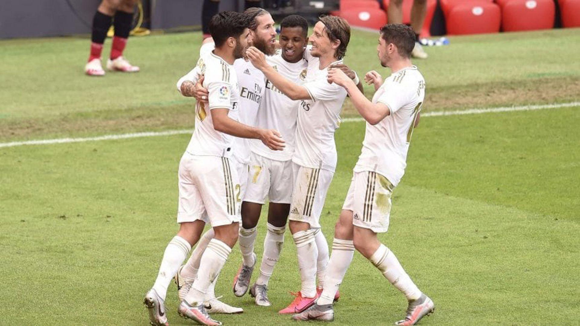 Real Madrid, otra vez con polémica, VAR y de penal, se afianza como líder