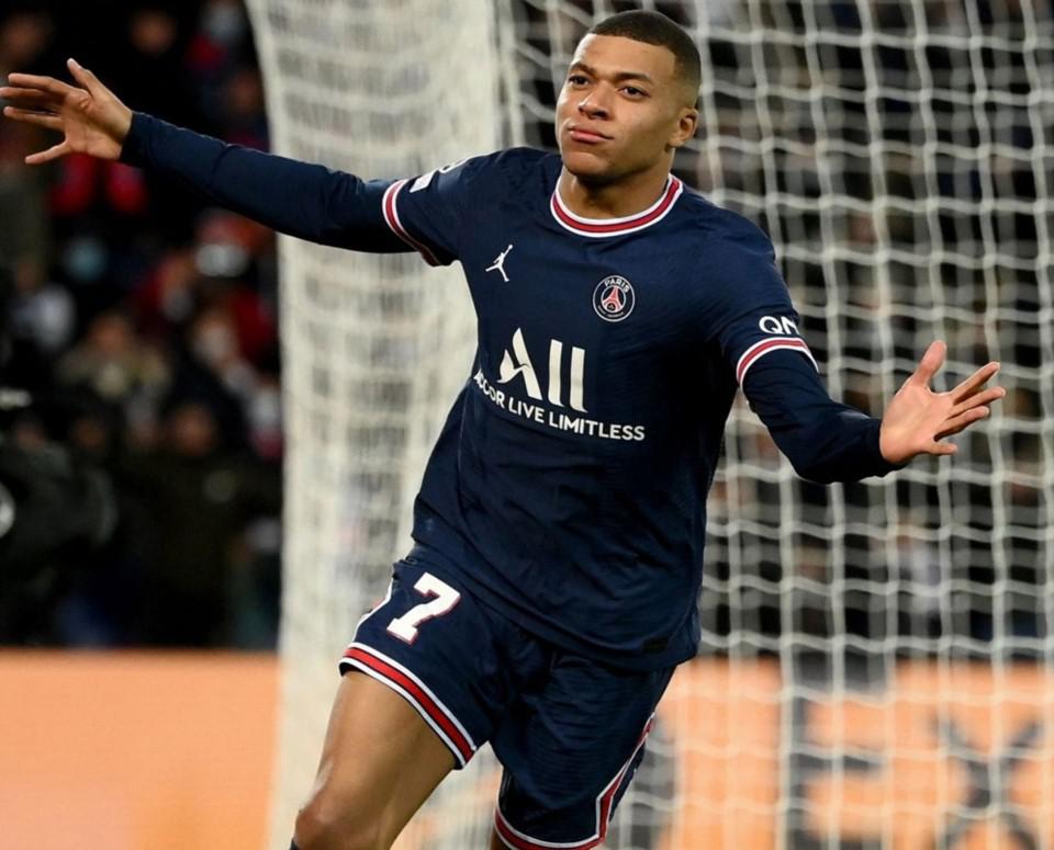 Mbappé le dio un triunfo agónico al PSG